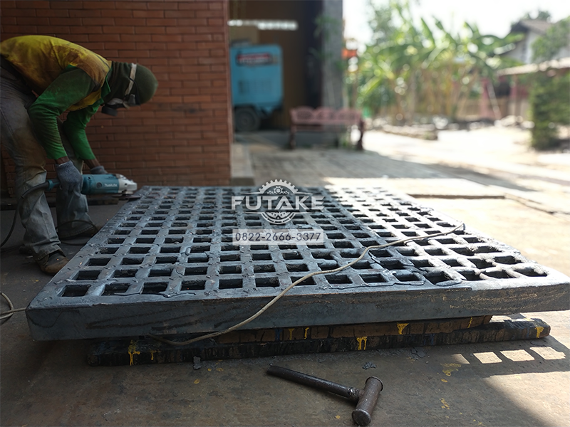 Proses Penghalusan (Grinding) Grill Penutup Saluran Air